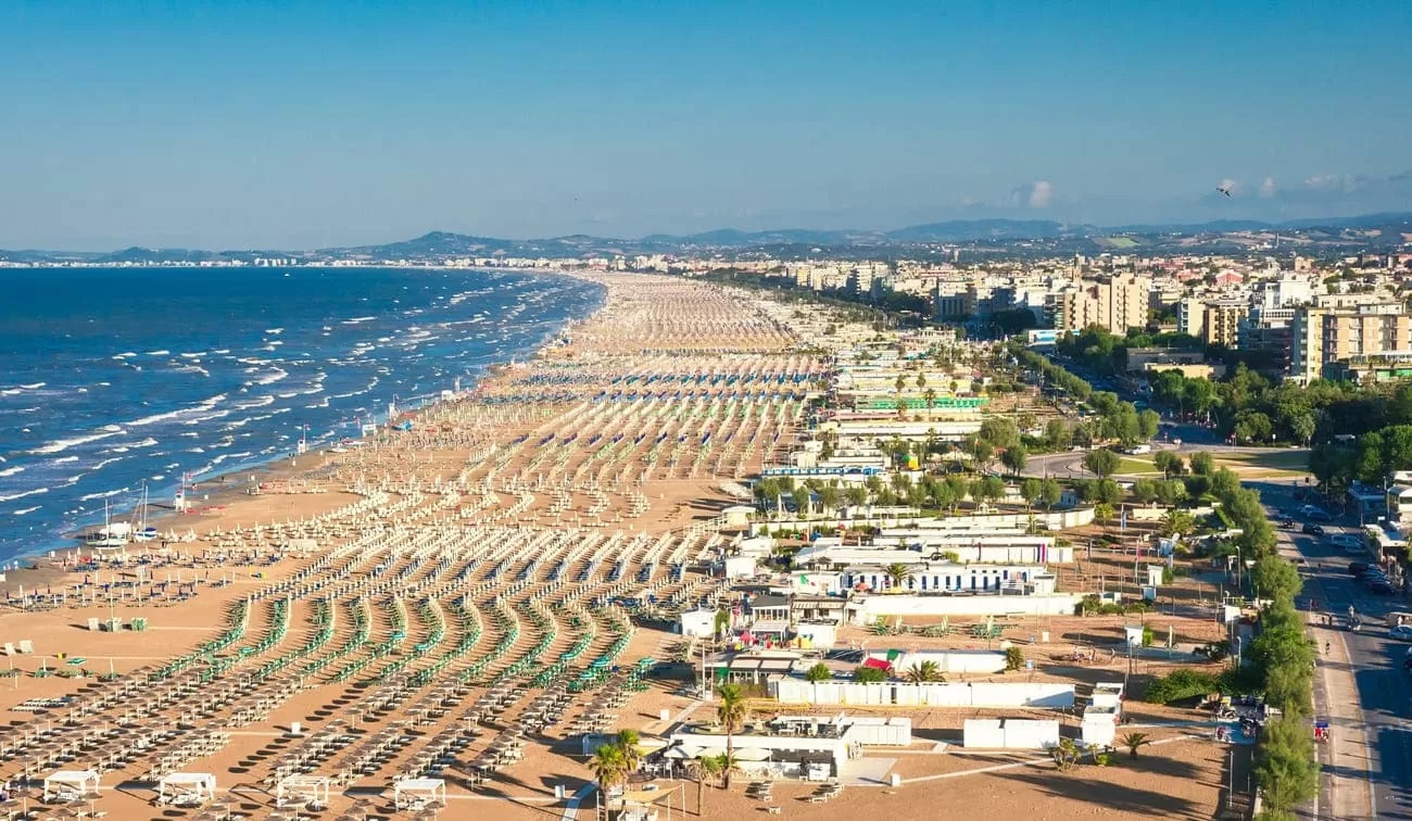 Exploring Italy’s Stunning Beaches by Train: A Guide for Expats